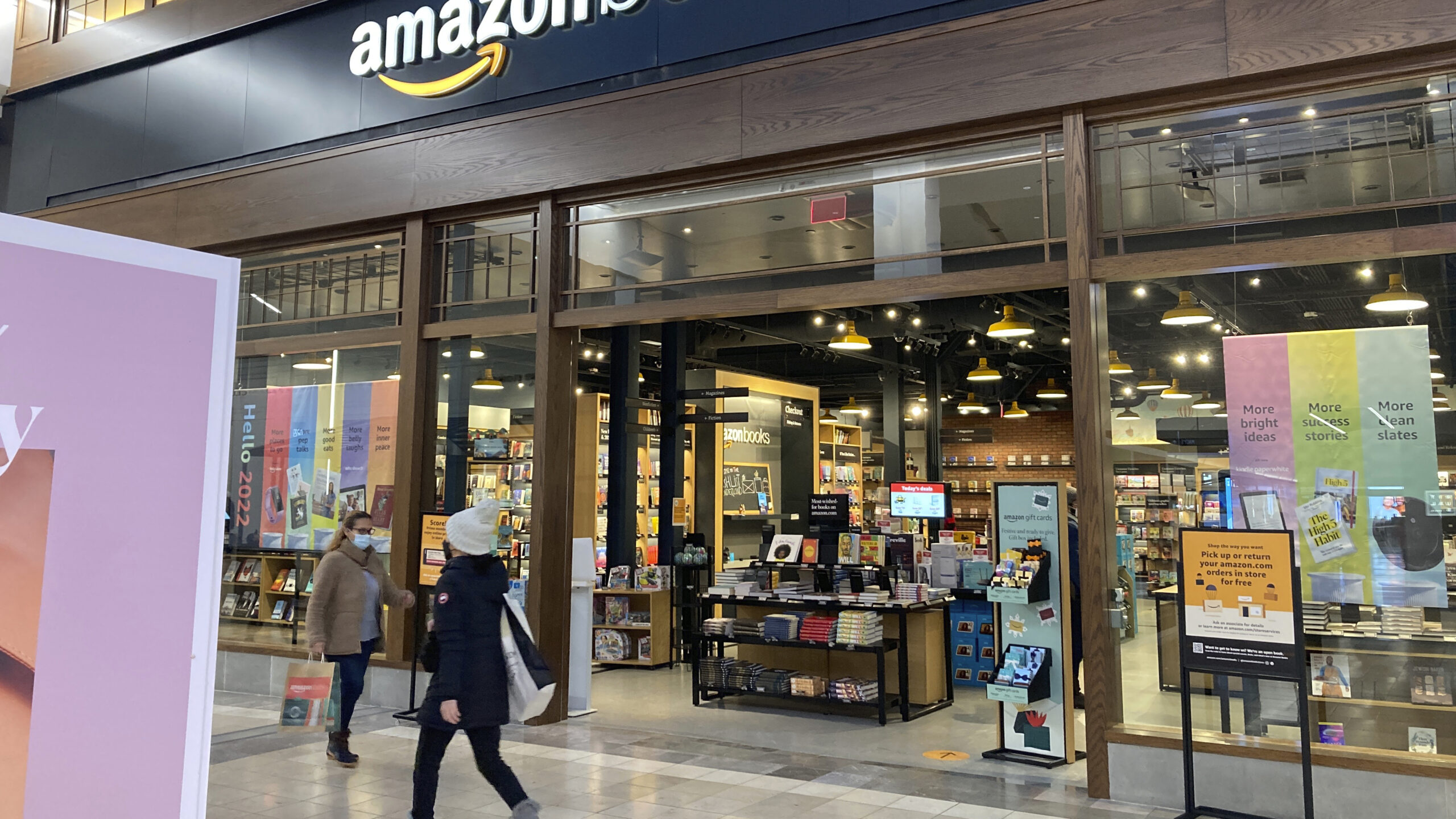 Amazon shuttering its physical bookstores and 4-star shops | WAMU