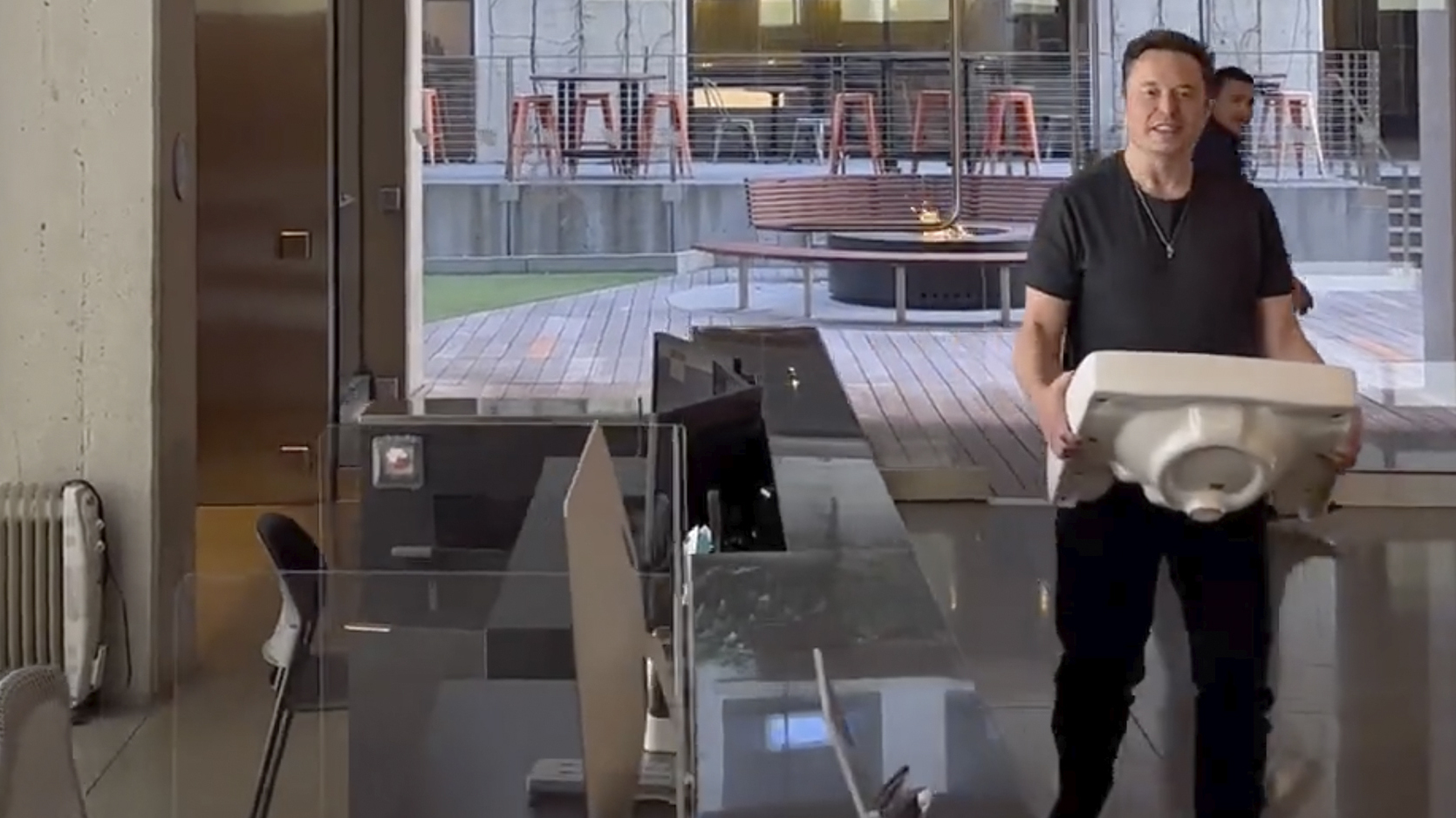 Elon Musk takes control of Twitter and immediately ousts top executives ...