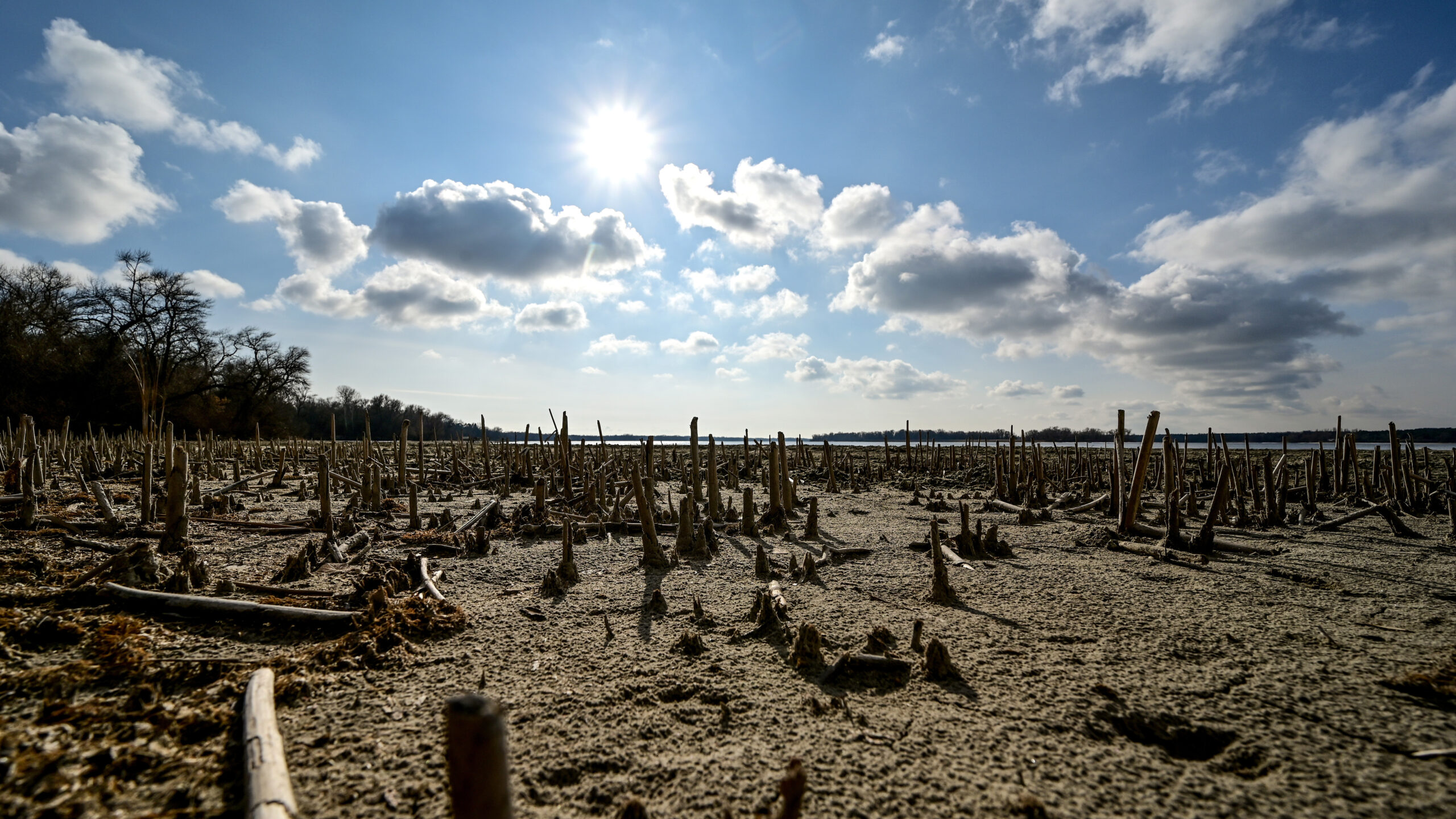 A shrinking reservoir signals Ukraine and Russia are waging a dangerous ...