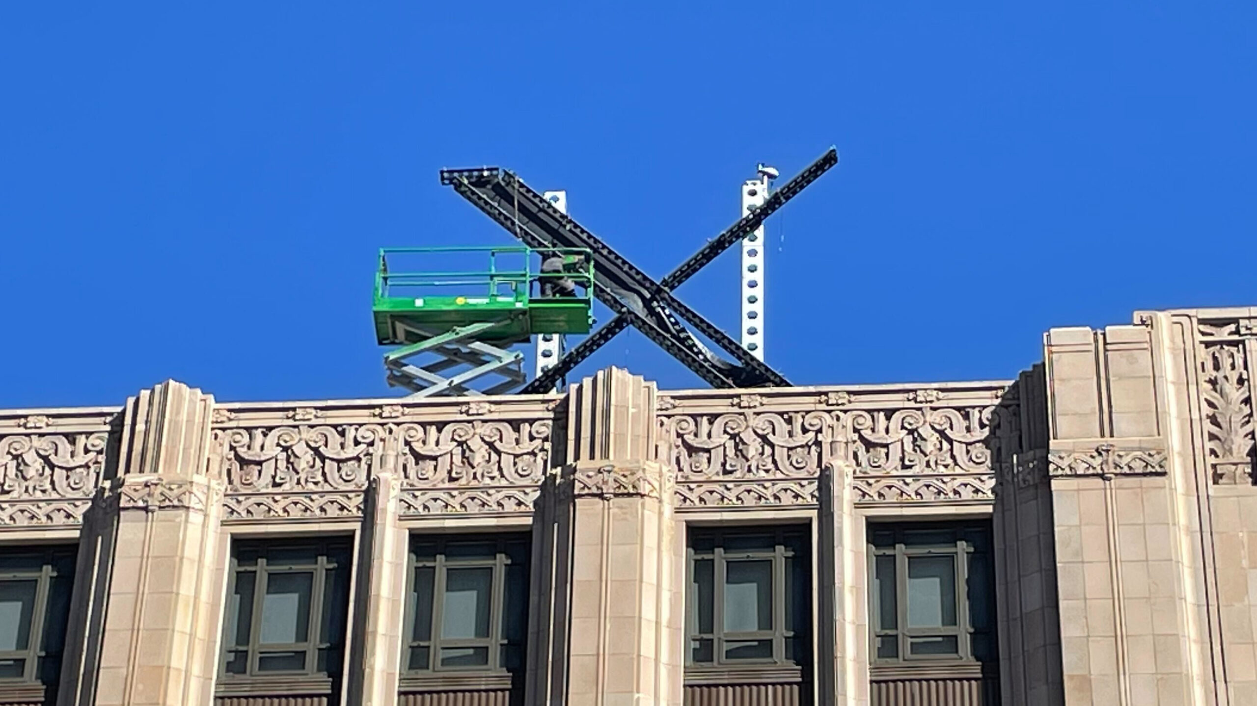 'X' logo installed atop Twitter building, spurring San Francisco to ...