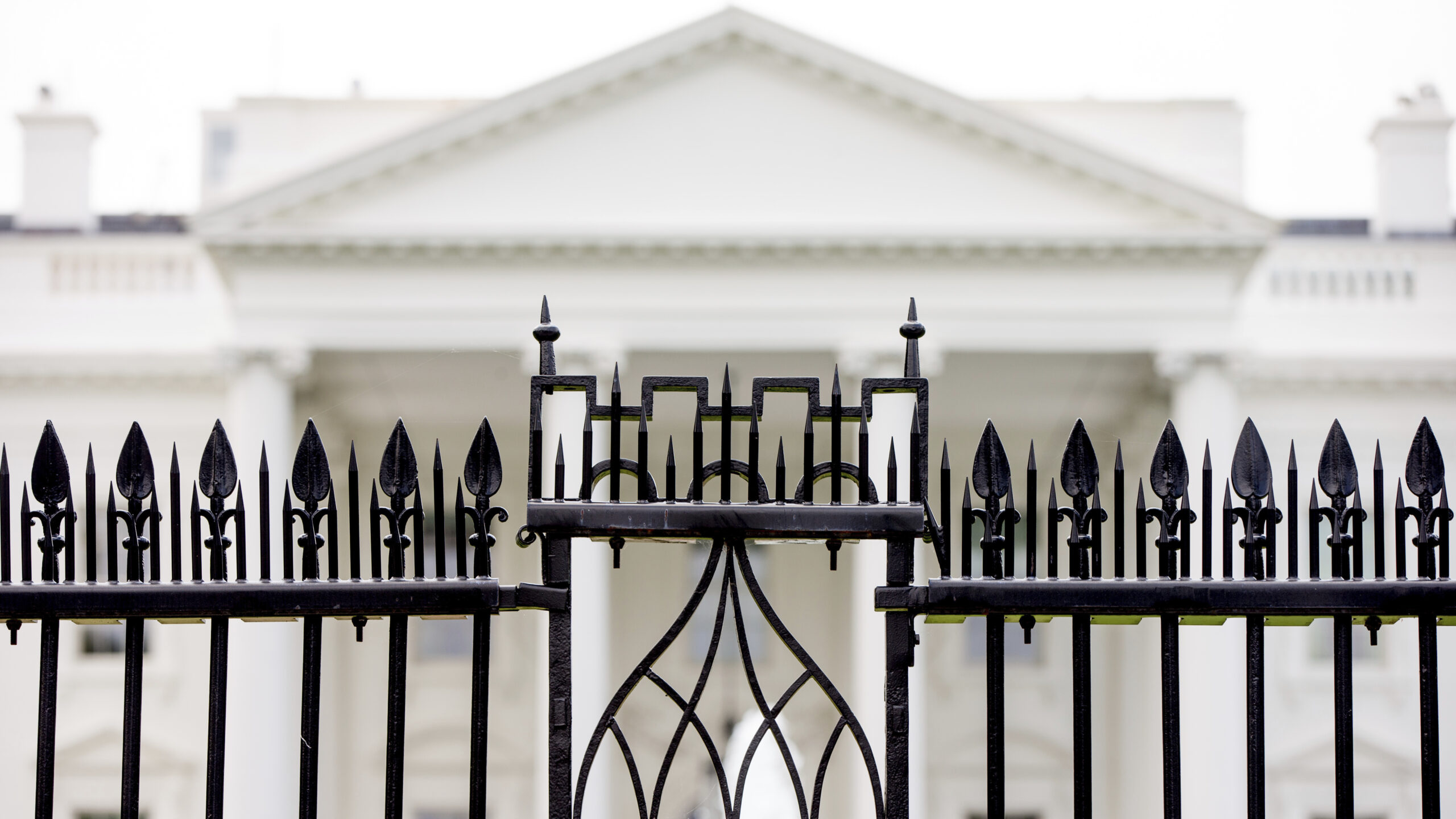 Driver dies after crashing into White House perimeter gate, Secret ...