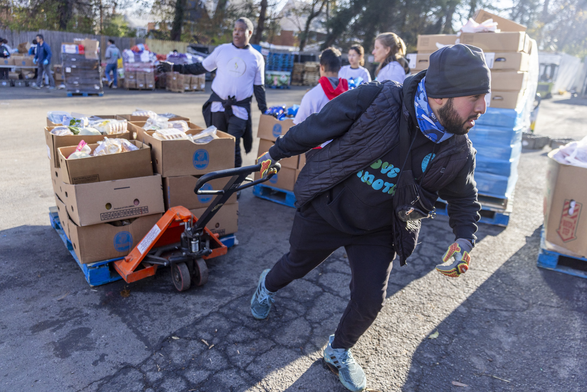 Photographer's Notebook: Giving back and giving food for Thanksgiving ...